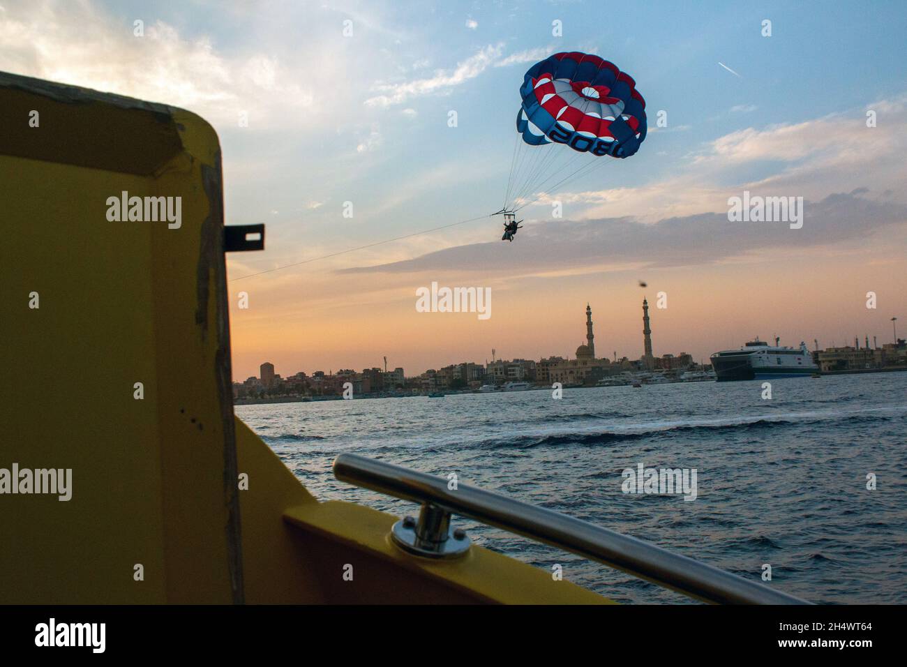 Non Exclusive: HURGHADA, EGYPT - OCTOBER 31, 2021 - A parasailer is ...