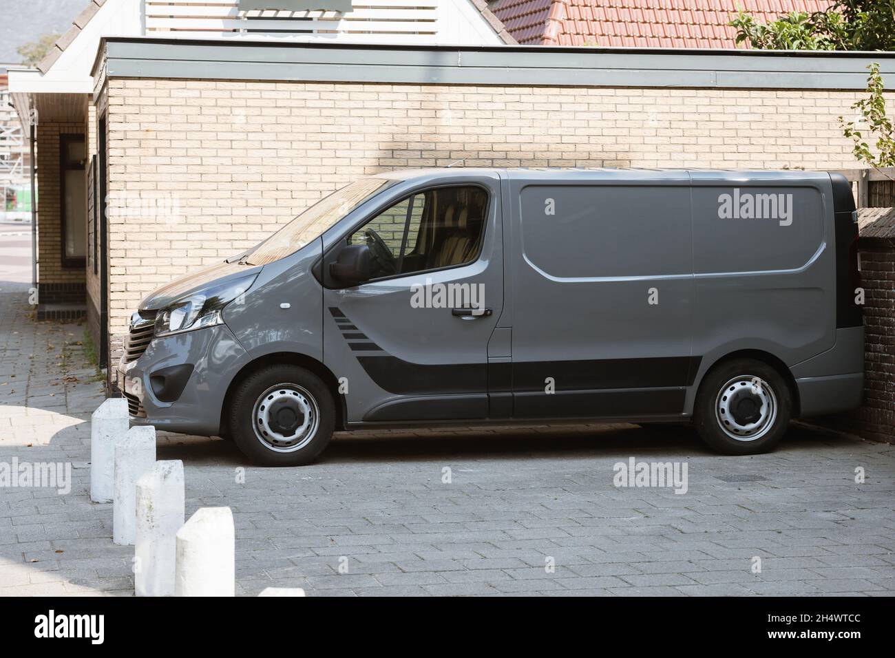 Truck hauling house hi-res stock photography and images - Alamy