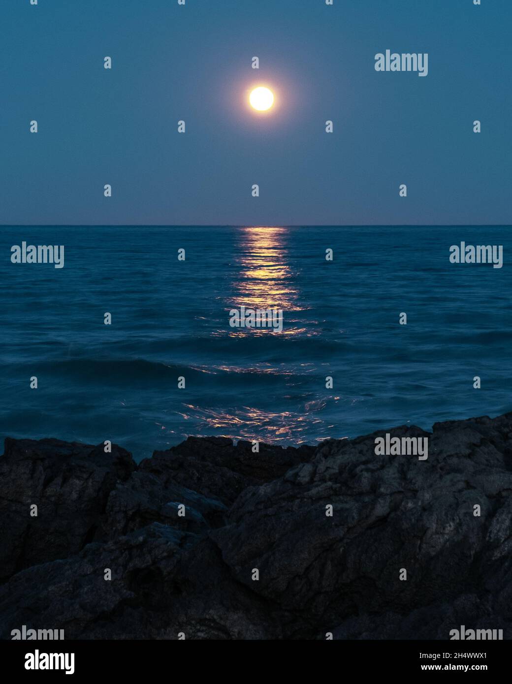 Red moon sea hi-res stock photography and images - Alamy