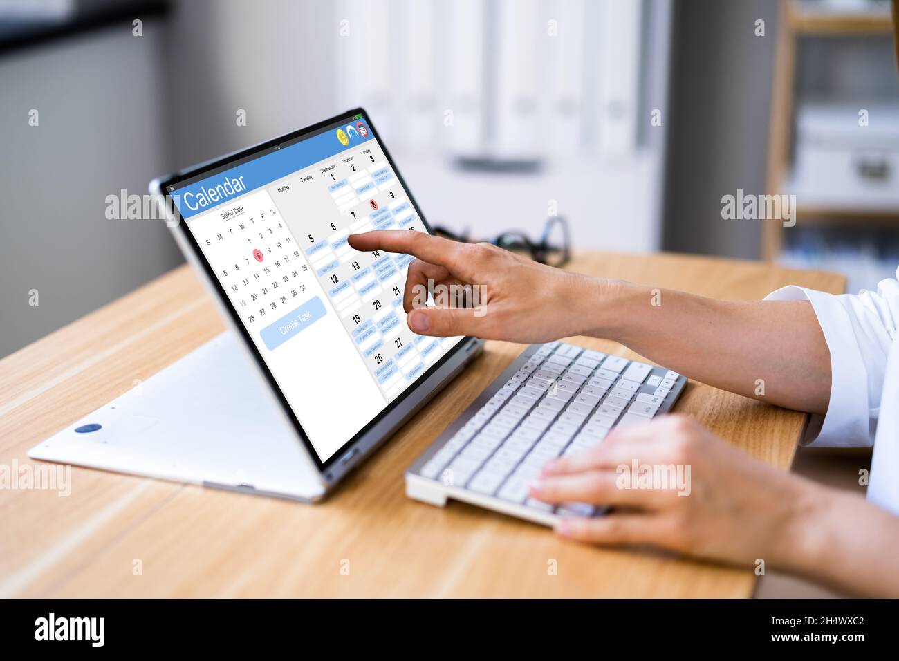Weekly Agenda Calendar On Hybrid Laptop Screen Stock Photo - Alamy
