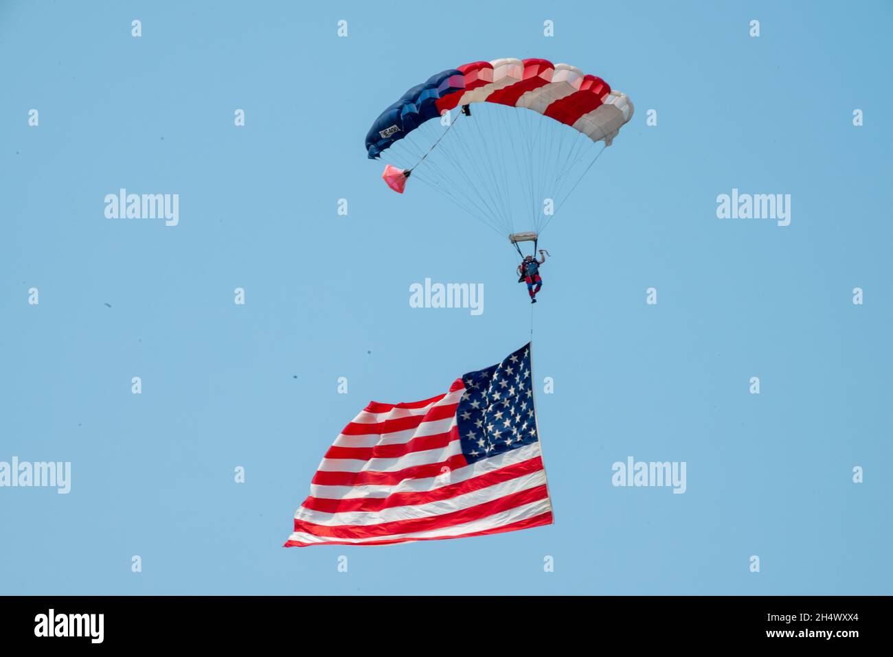 Parachuting US soldier with USA flag against a clear blue sky Stock ...
