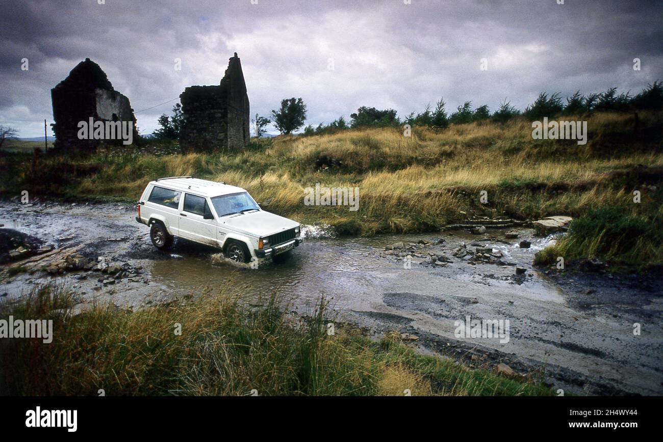 Jeep Cherokee 4x4 on a road trip along the drovers trail green lanes in ...
