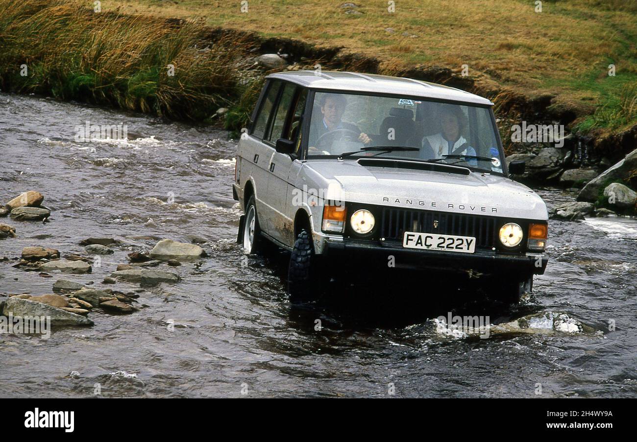 Range Rover 4x4 on a road trip along the drovers trail green lanes in ...