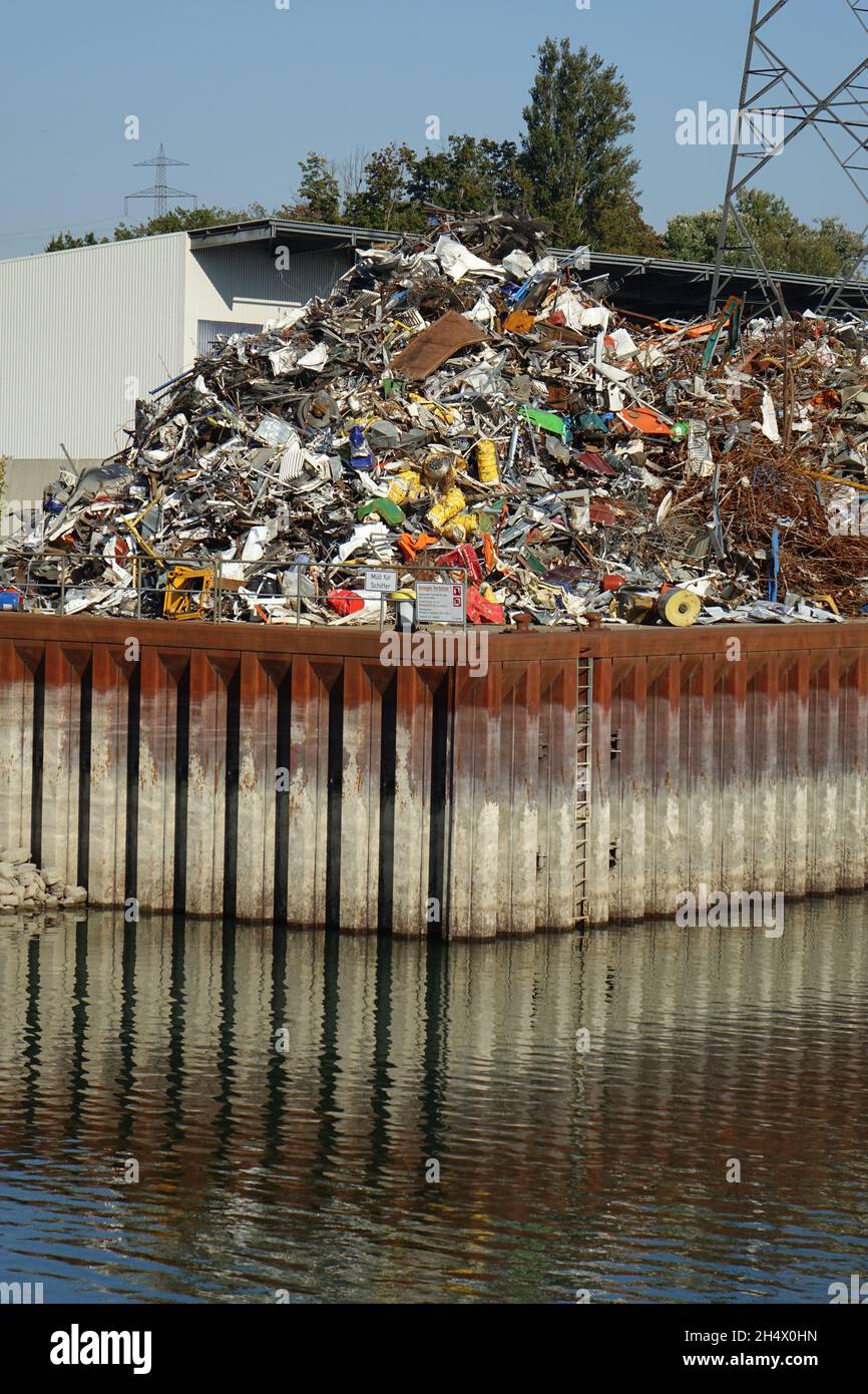 Junk pile hi-res stock photography and images - Alamy