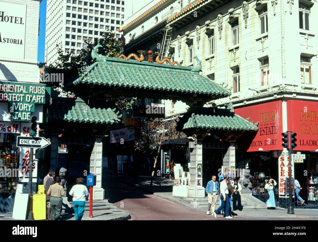 San francisco chinatown dragon gate hi-res stock photography and images ...