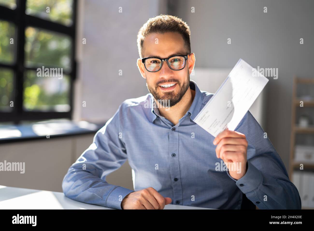 Man holding cheque hi-res stock photography and images - Alamy