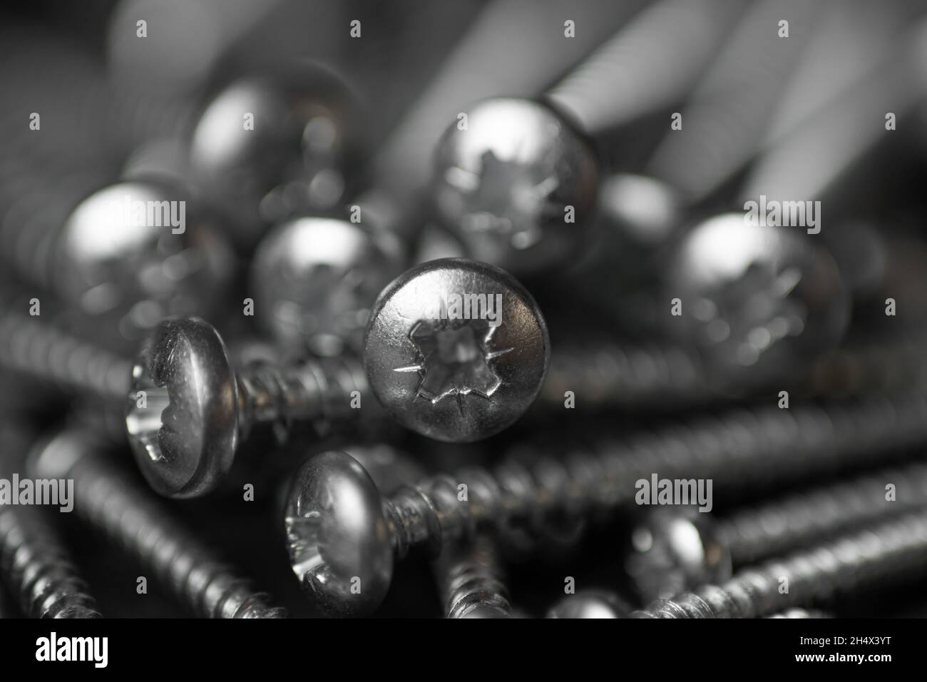 Pile of screws made of steel as a background Stock Photo - Alamy
