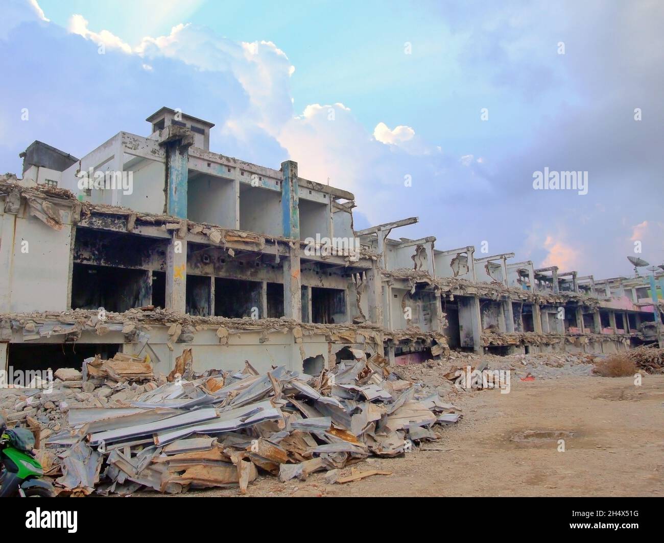 an abandoned building with rubble and debris all around Stock Photo - Alamy