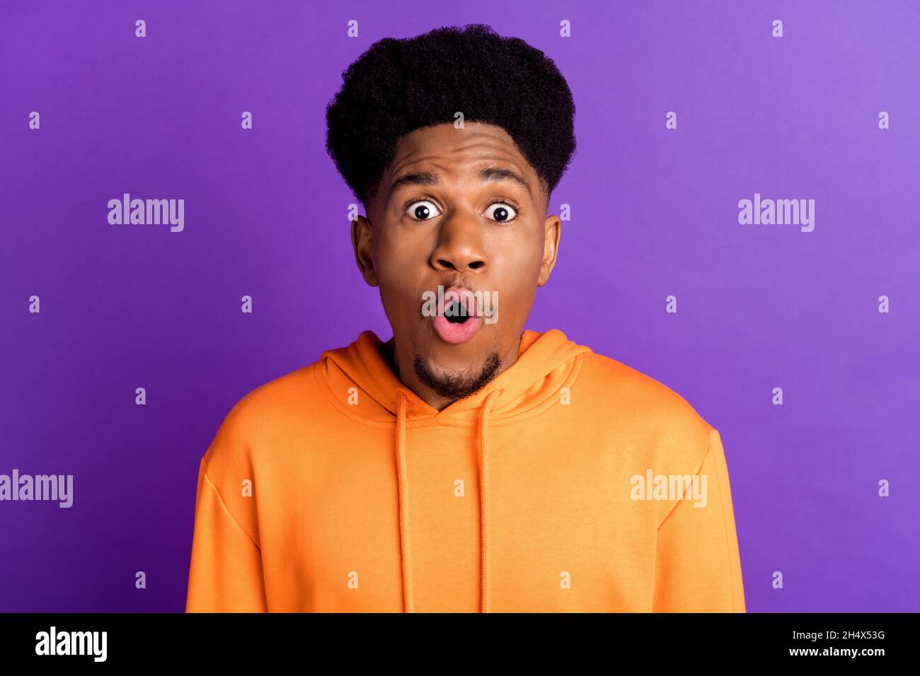 Photo of amazed shocked dark skin young man reaction face news wow ...