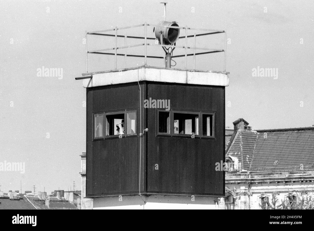 An East German watchtower on the Berlin Wall, summer 1989 Stock Photo ...