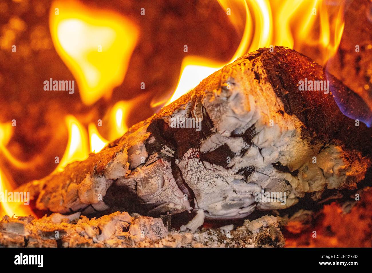 Yule log fire hi-res stock photography and images - Alamy