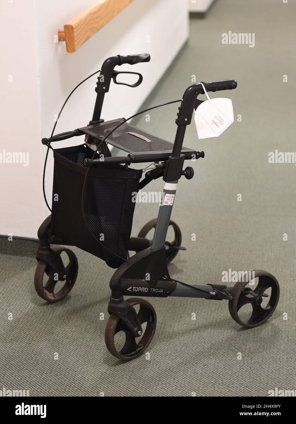 Garmisch Partenkirchen, Germany. 05th Nov, 2021. A rollator with FFP-2 ...