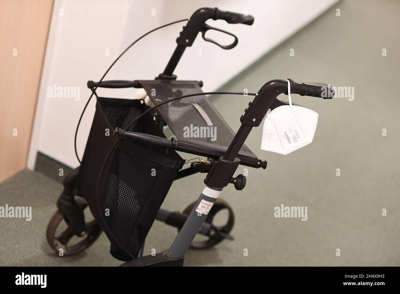 Garmisch Partenkirchen, Germany. 05th Nov, 2021. A rollator with FFP-2 ...