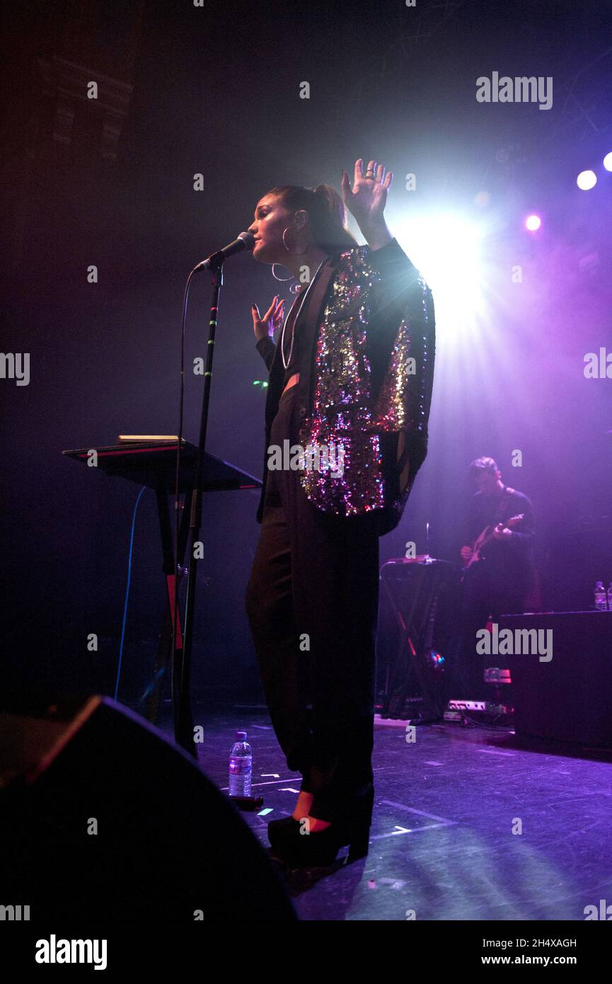 Jessie ware performing hi-res stock photography and images - Alamy