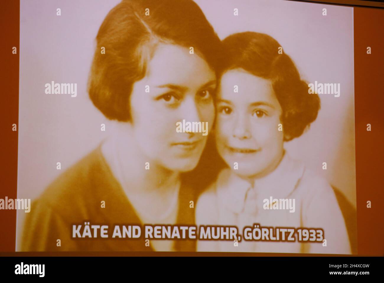 LAURA und SABINE LANDSBERGER bei: UNSERE GESCHICHTE ERZÄHLEN: Ein Abend ...