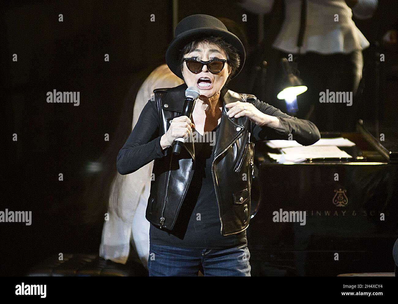 Yoko ono lennon centre hi-res stock photography and images - Alamy