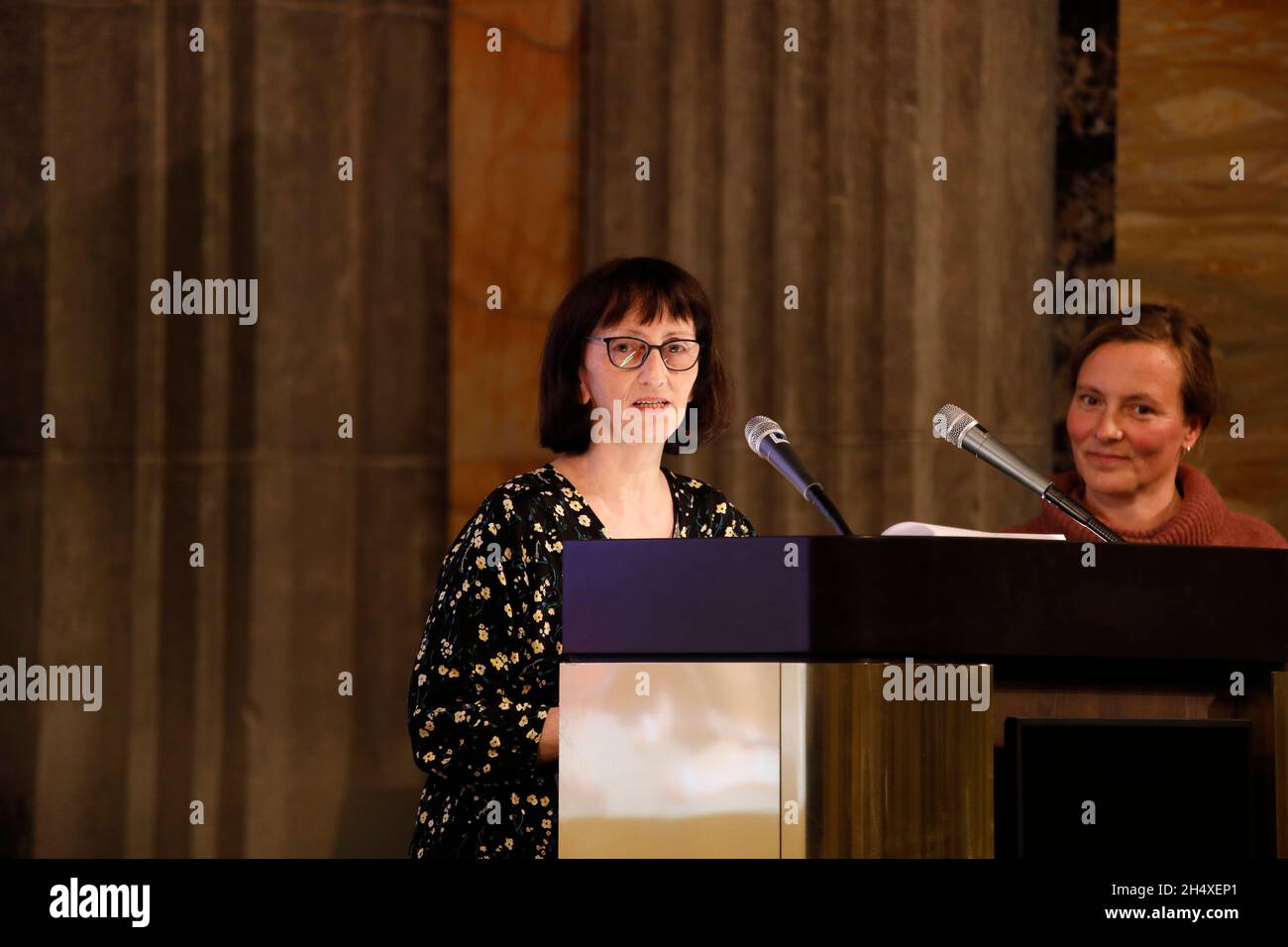 LAURA und SABINE LANDSBERGER bei: UNSERE GESCHICHTE ERZÄHLEN: Ein Abend ...