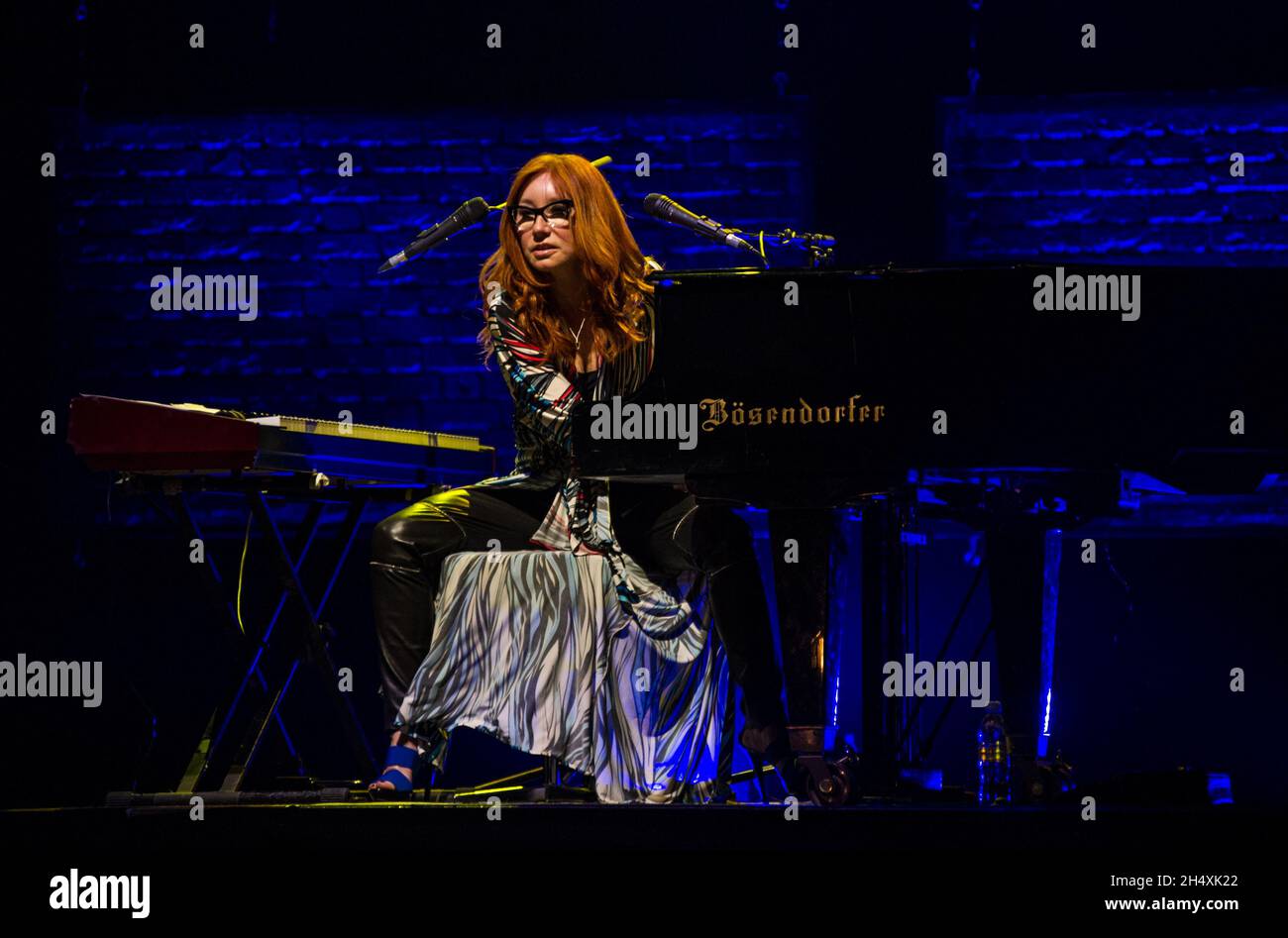 Tori amos on stage hi-res stock photography and images - Alamy