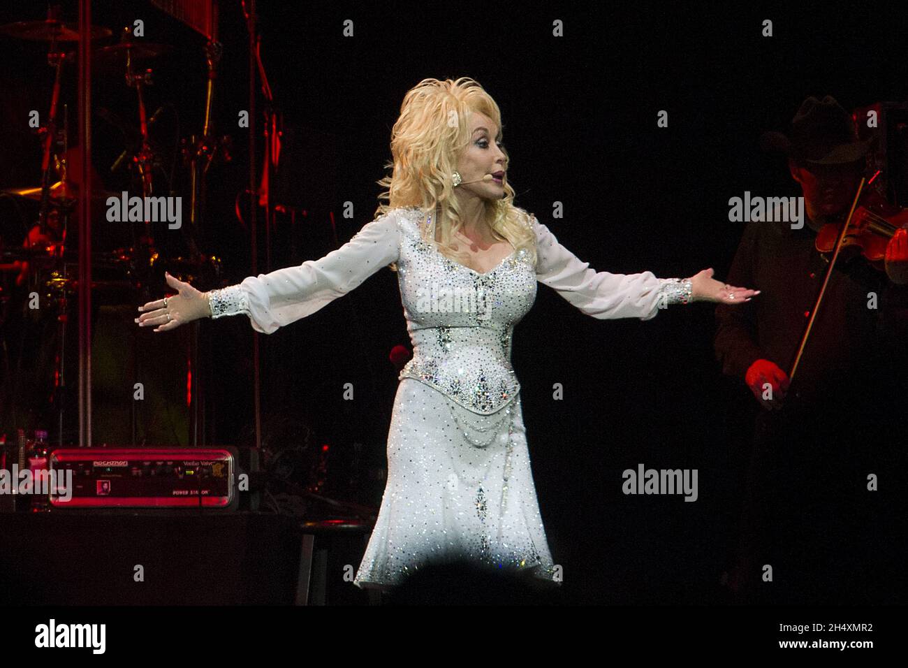 Dolly Parton live on stage at the LG Arena in Birmingham Stock Photo ...