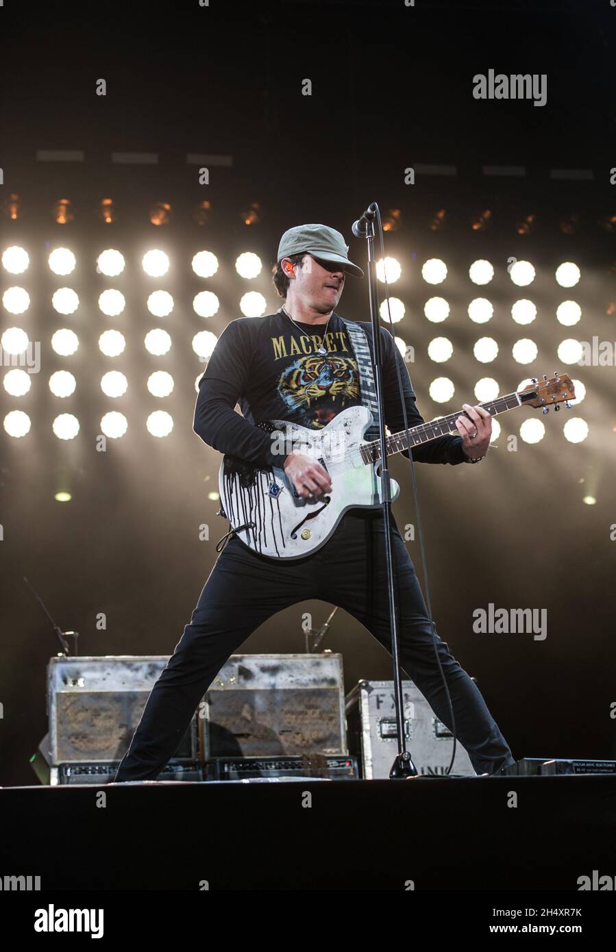 Tom delonge on stage hi-res stock photography and images - Alamy