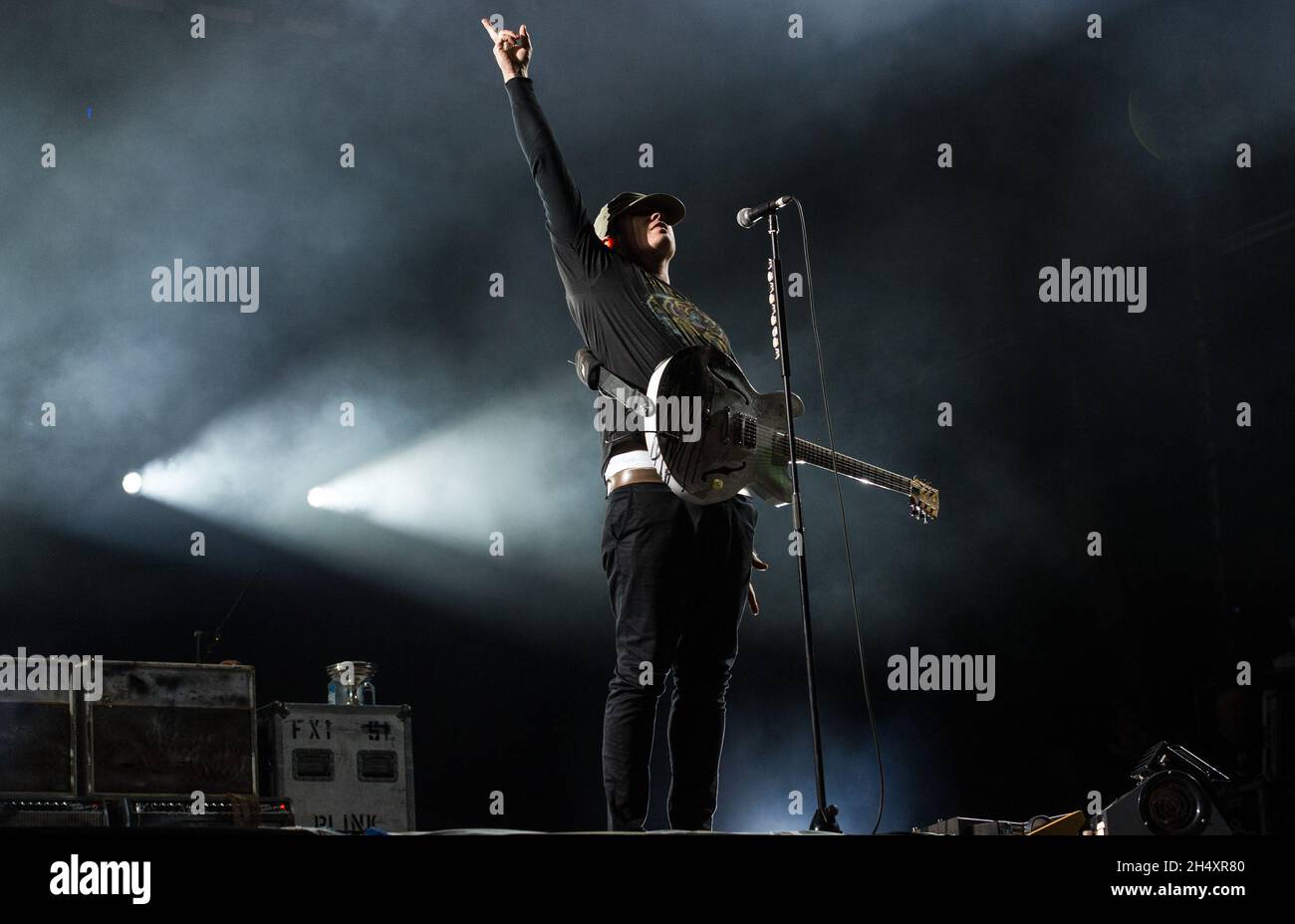 Tom delonge on stage hi-res stock photography and images - Alamy