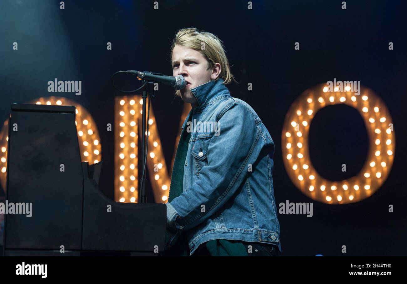 Tom odell show hi-res stock photography and images - Alamy