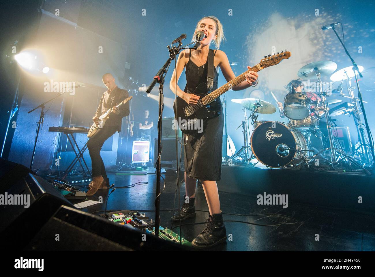 Ellie Rowsell, Joel Amey and Joff Oddie of Wolf Alice performing live ...