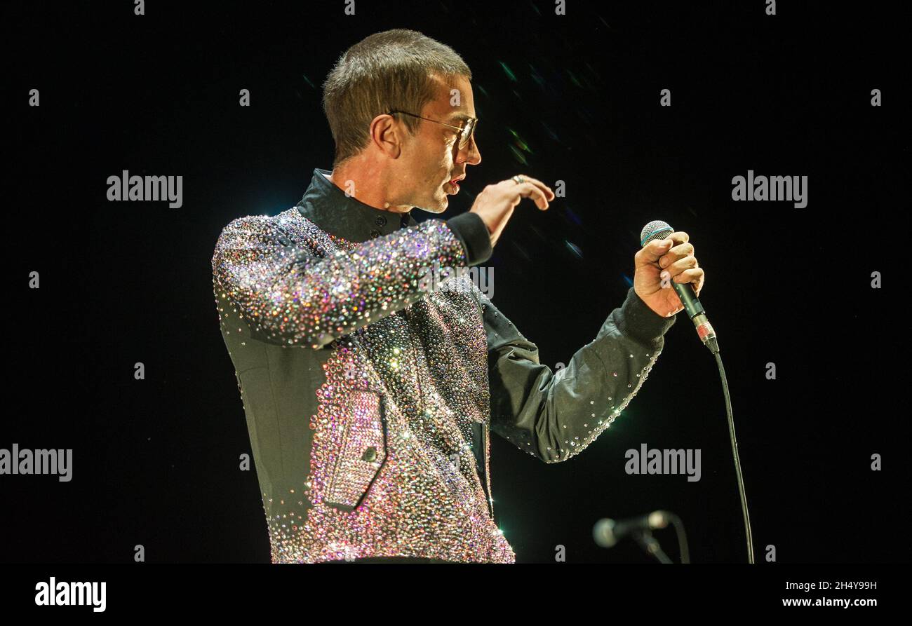 Richard ashcroft performing with the verve hi-res stock photography and ...