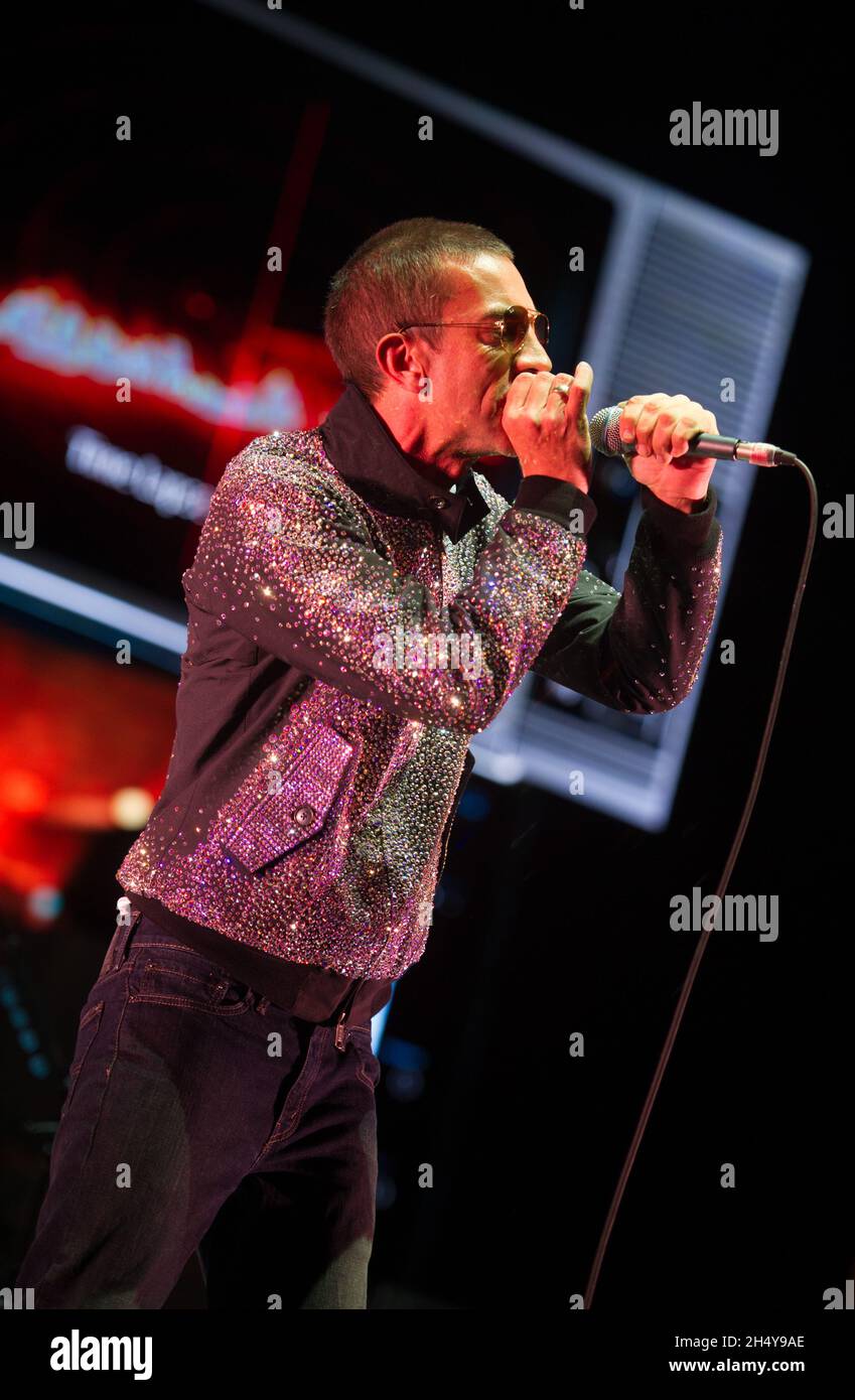 Richard ashcroft performing with the verve hi-res stock photography and ...