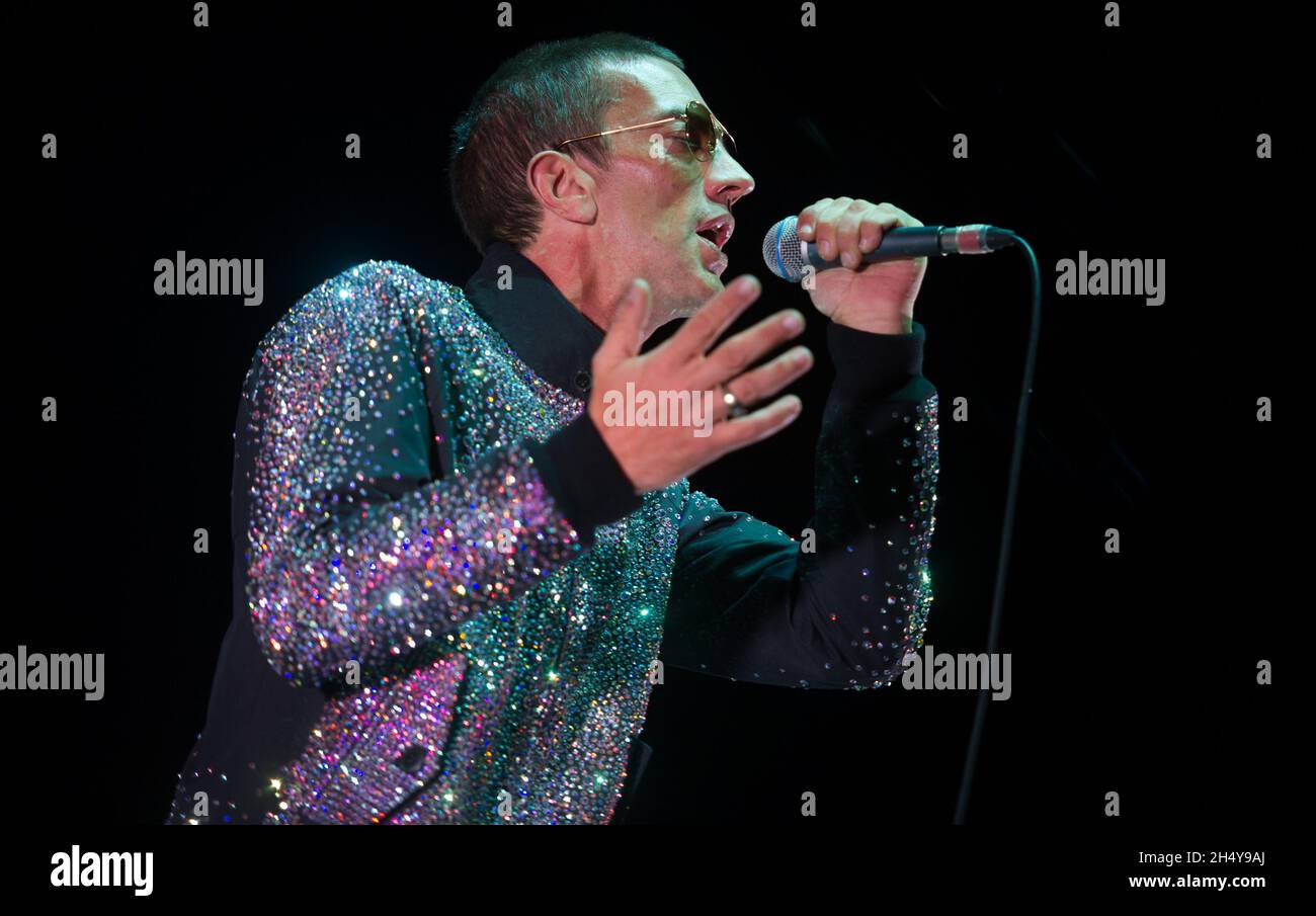 Richard ashcroft performing with the verve hi-res stock photography and ...