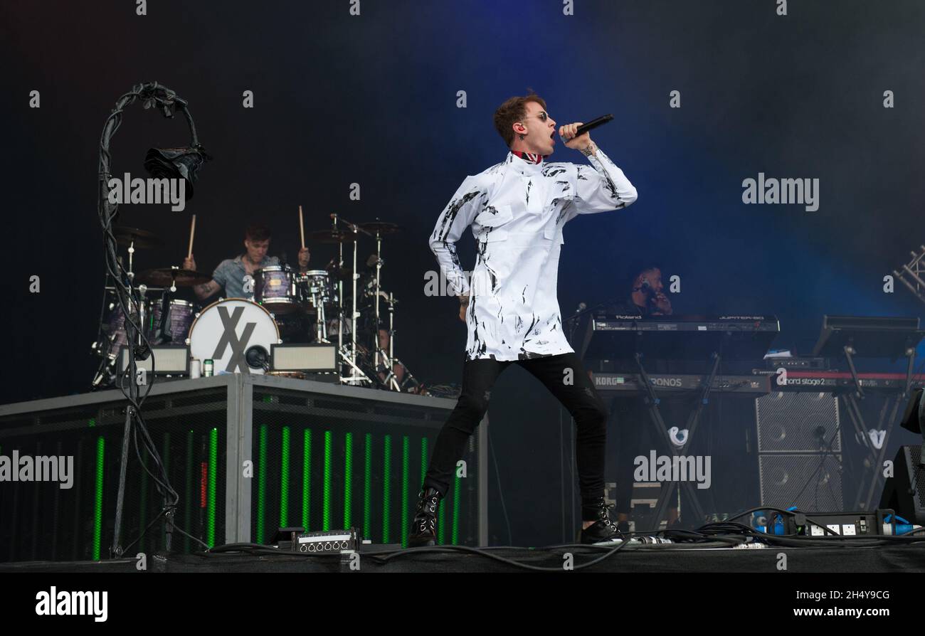 Machine gun kelly performing on stage hi-res stock photography and ...