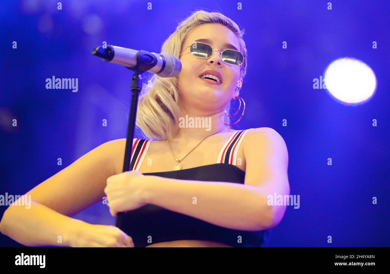 Anne leeds hi-res stock photography and images - Alamy