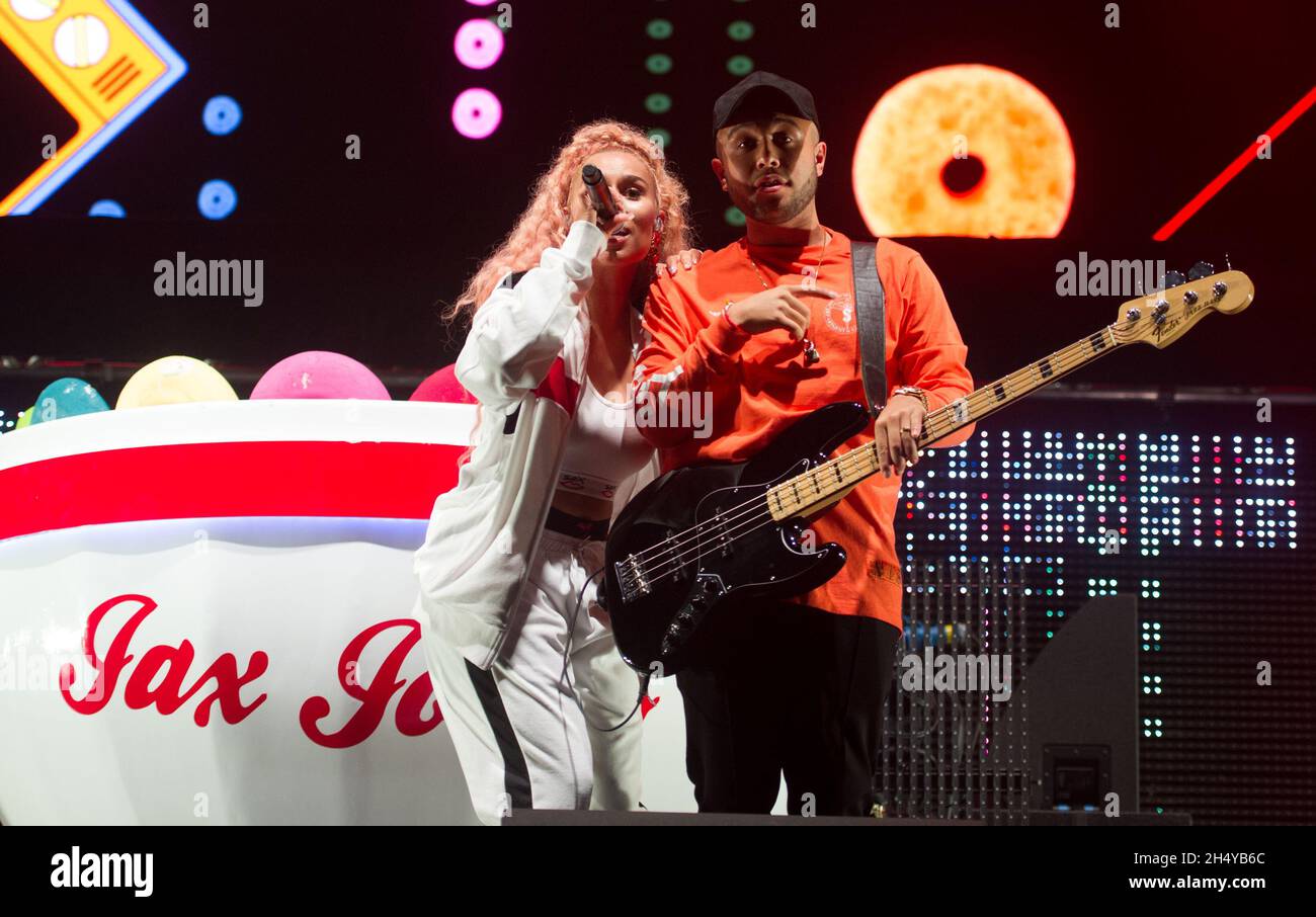 Raye live on stage hi-res stock photography and images - Alamy