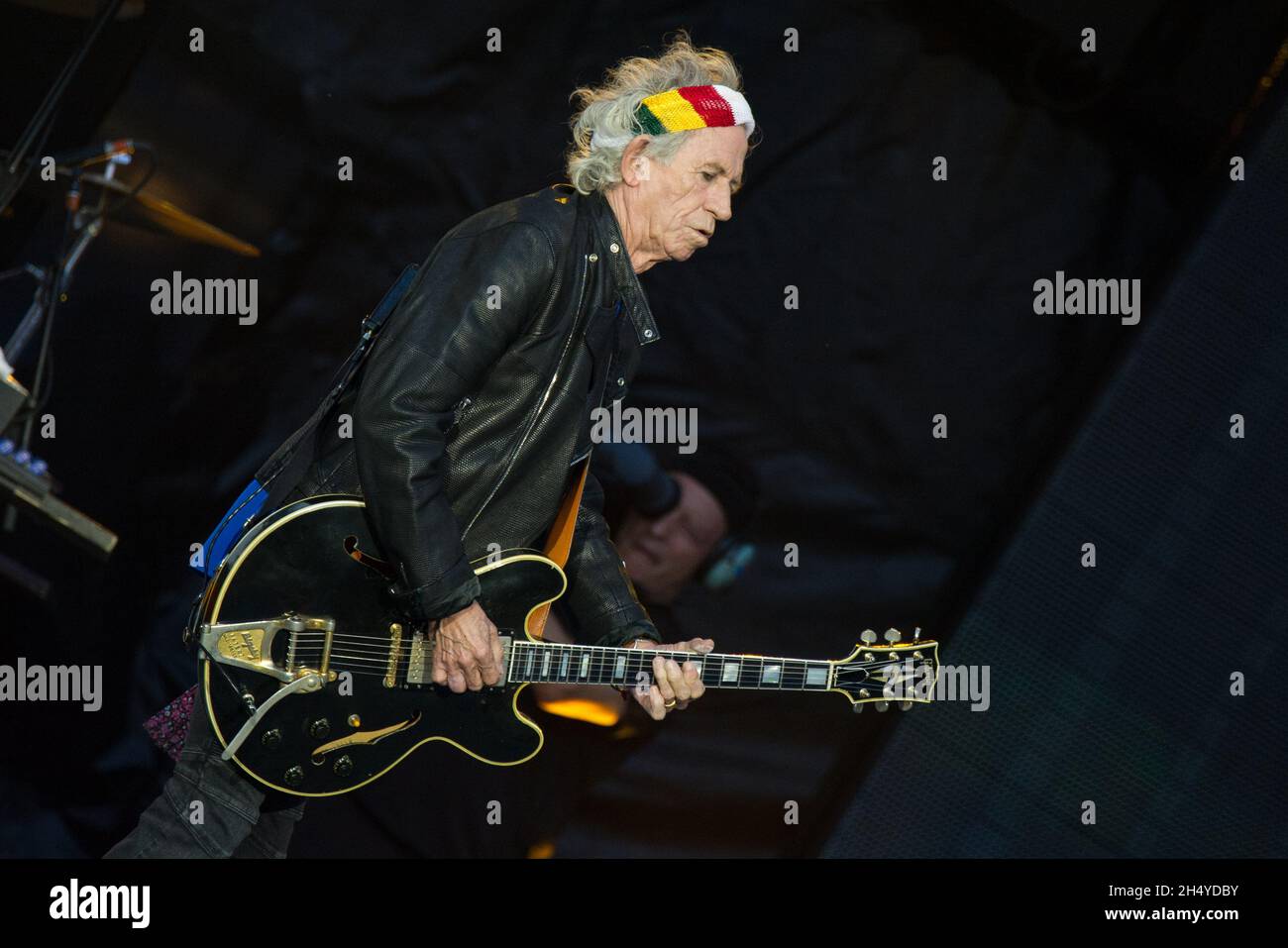 Keith richards on stage hi-res stock photography and images - Alamy