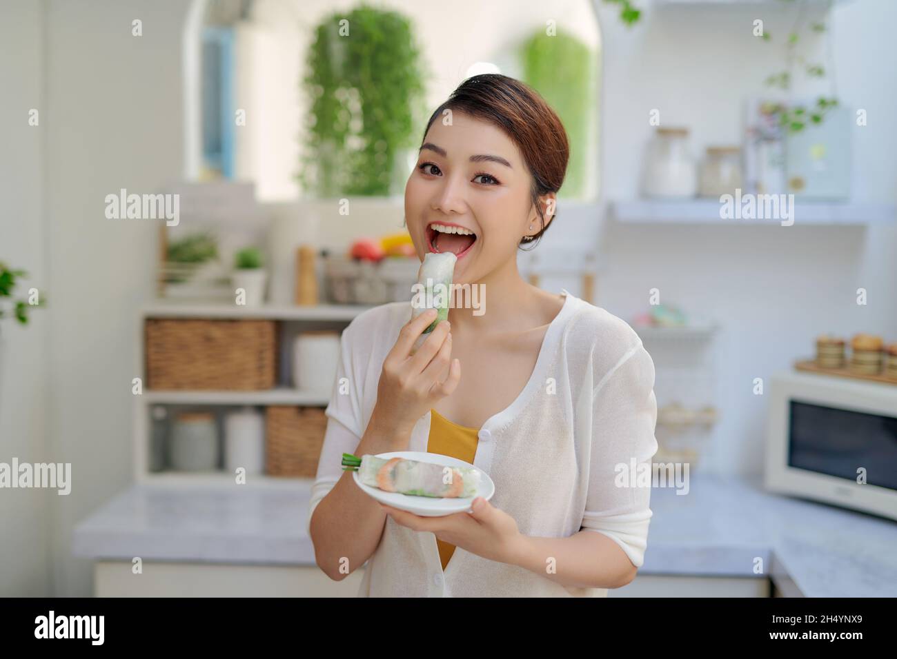 Woman healthy eating spring hi-res stock photography and images - Alamy