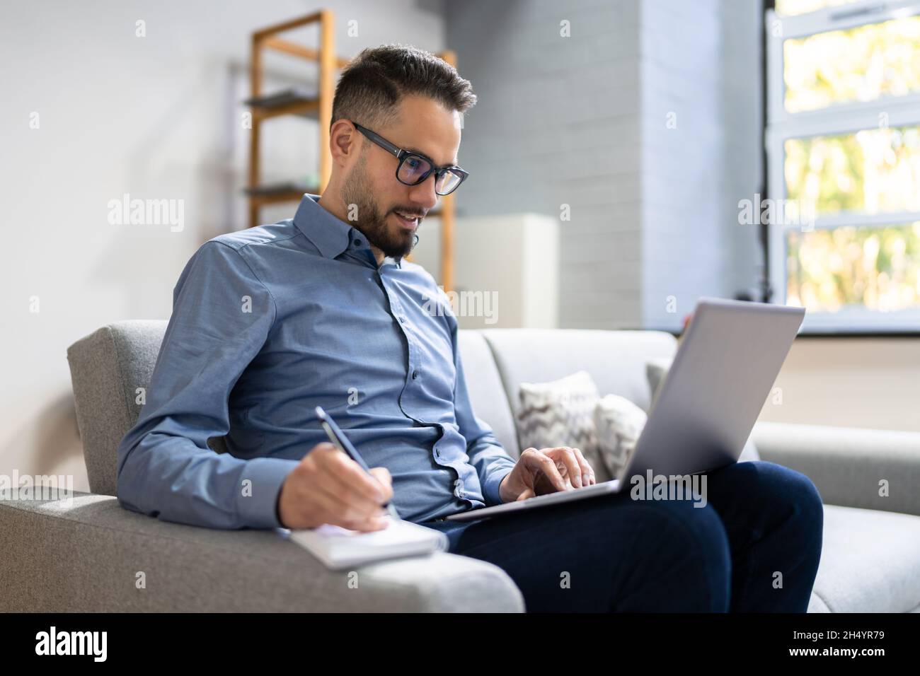 Journalist writing hi-res stock photography and images - Alamy