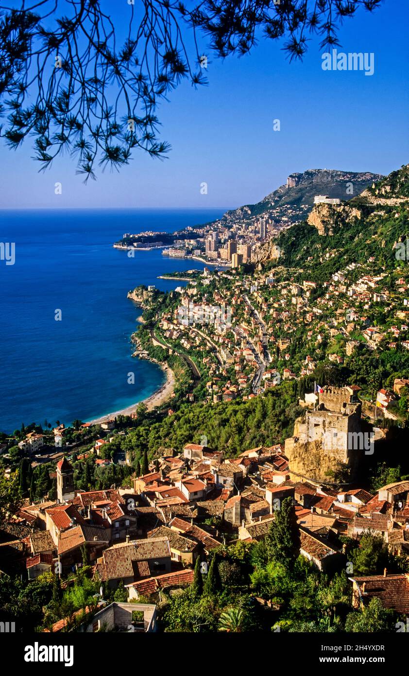 FRANCE. ALPES MARITIMES (06) THE HILLTOP VILLAGE OF ROQUEBRUNE WITH ITS ...