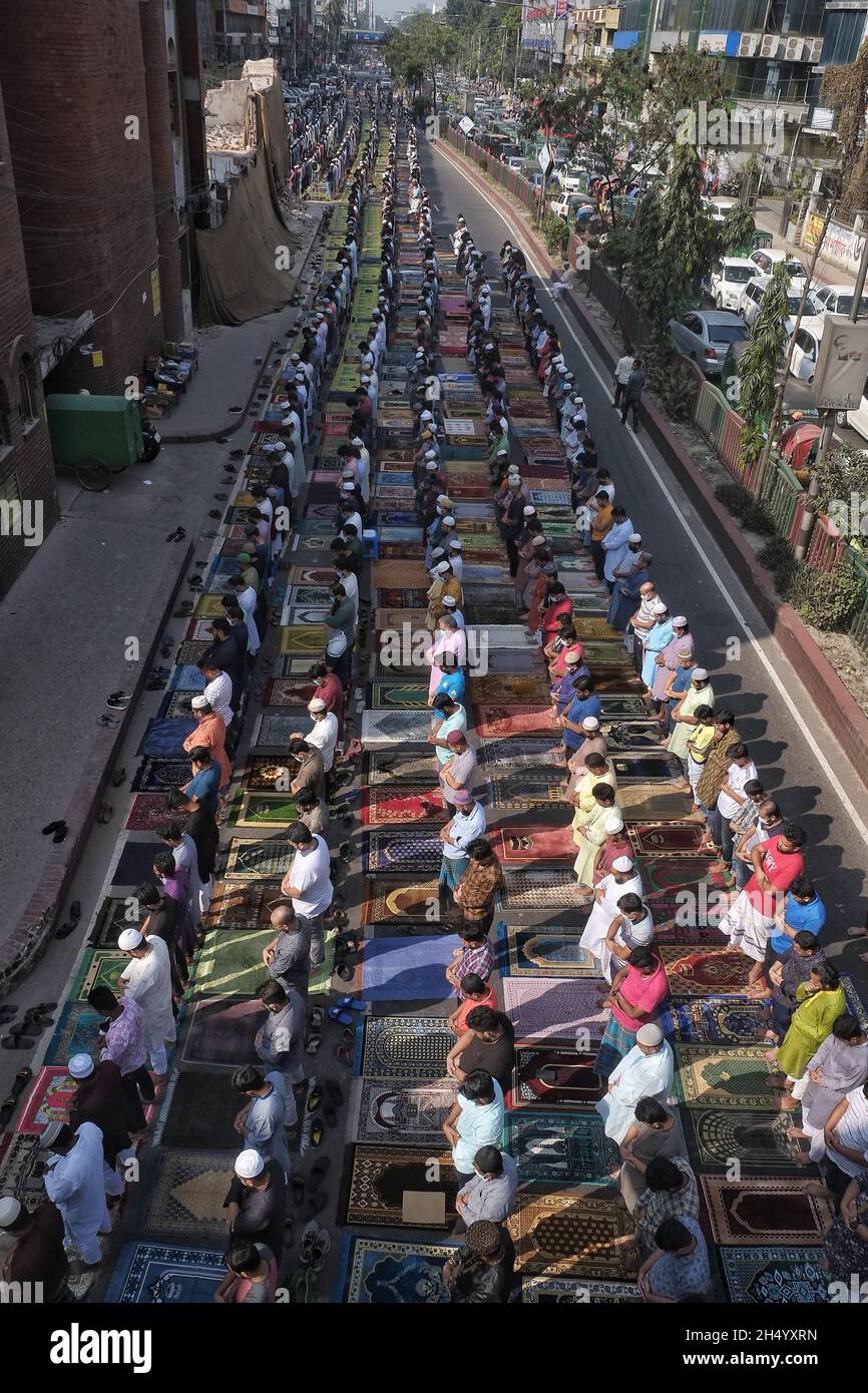 Dhaka, Bangladesh. 05th Nov, 2021. Thousands of Muslims are performing ...