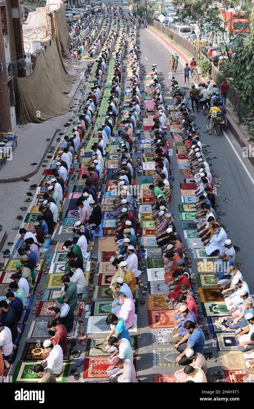 Dhaka, Bangladesh. 05th Nov, 2021. Thousands of Muslims are performing ...