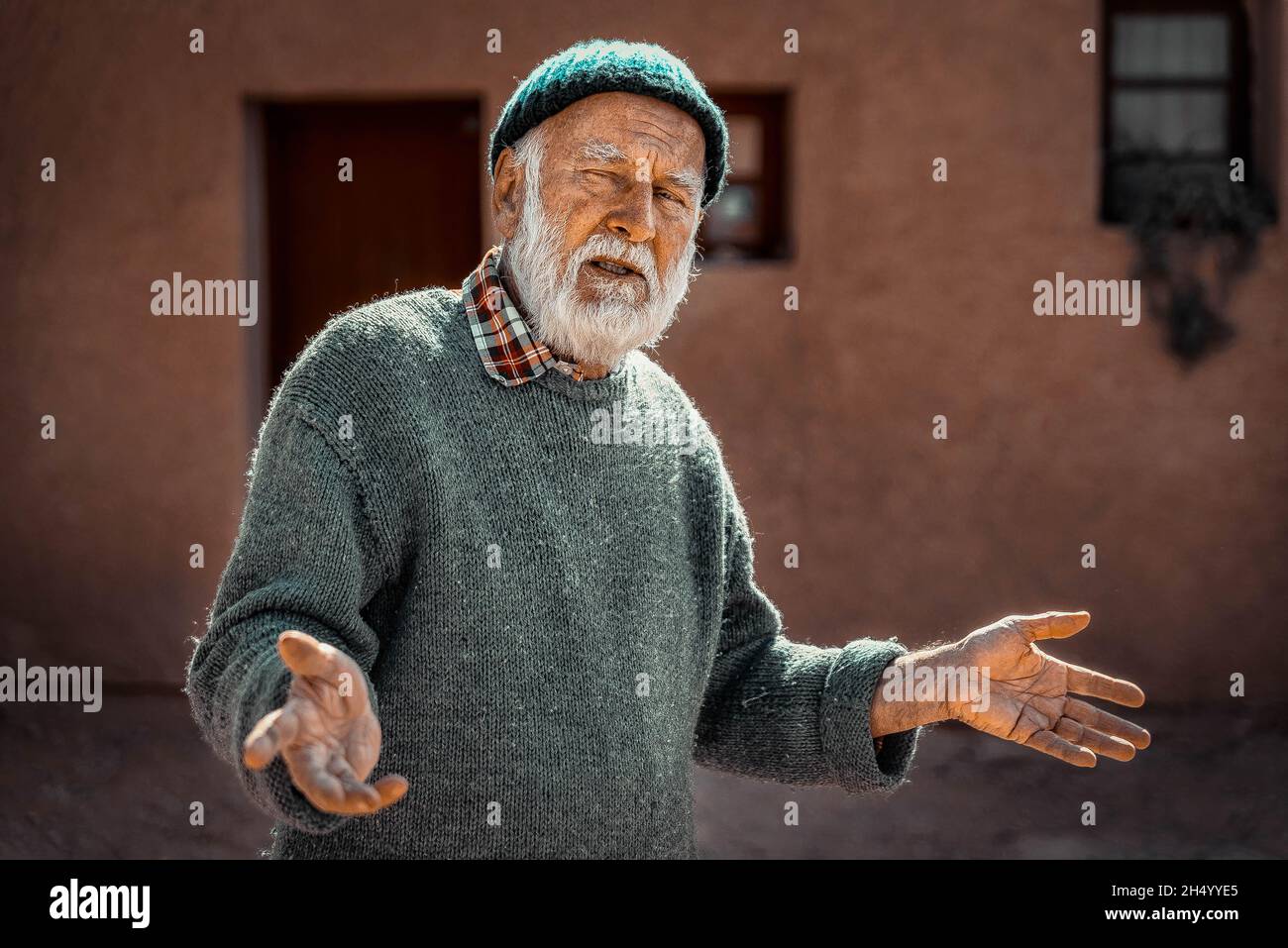 Man with white beard hi-res stock photography and images - Alamy