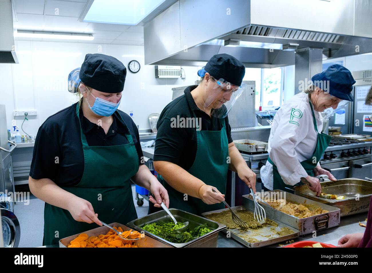 School catering workers hi-res stock photography and images - Alamy
