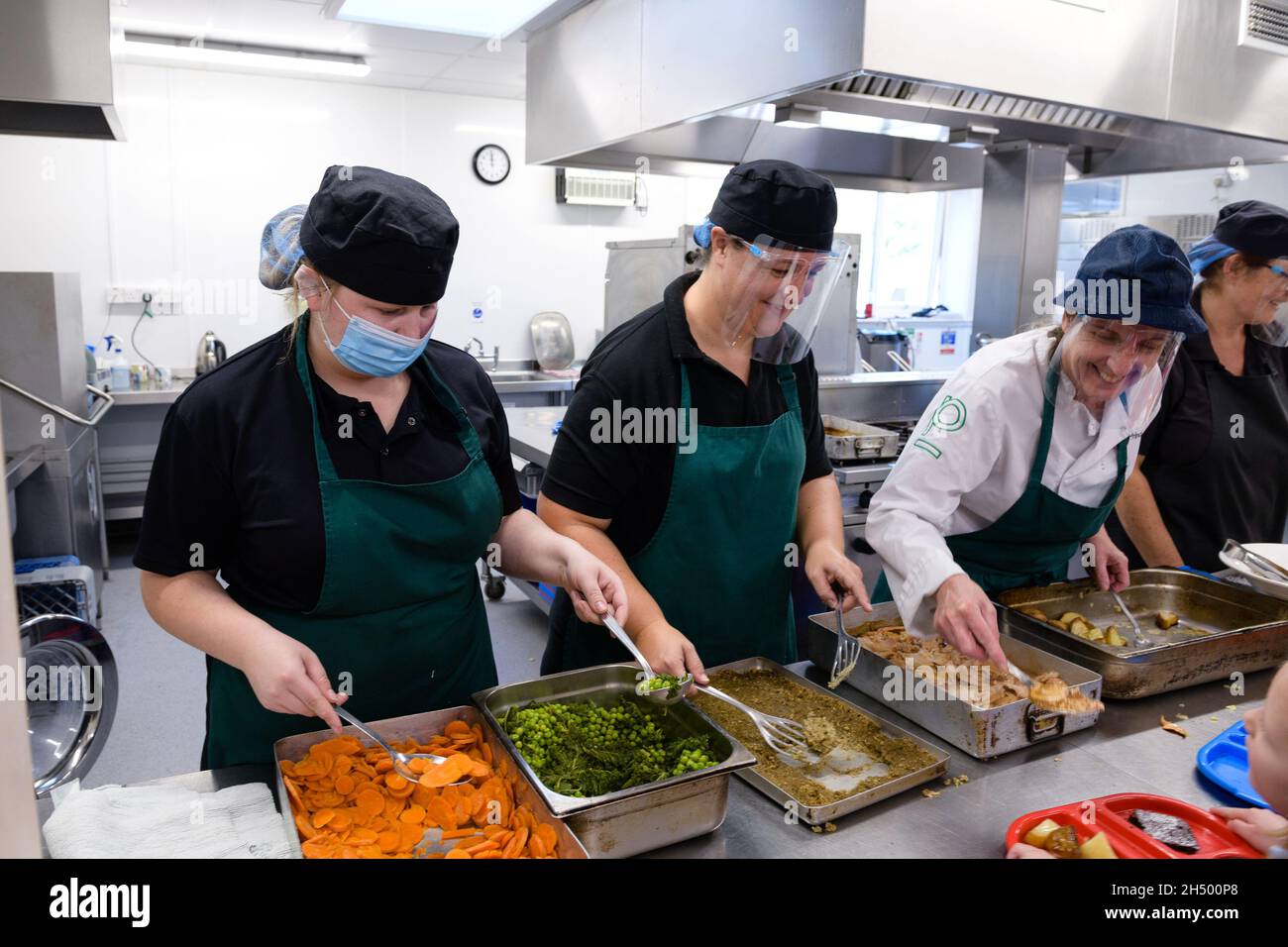 School catering workers hi-res stock photography and images - Alamy