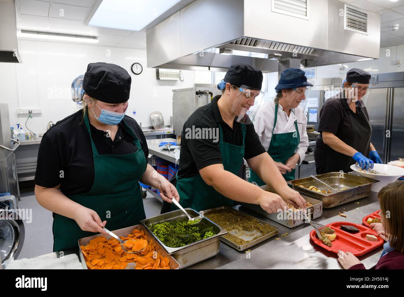 School catering workers hi-res stock photography and images - Alamy