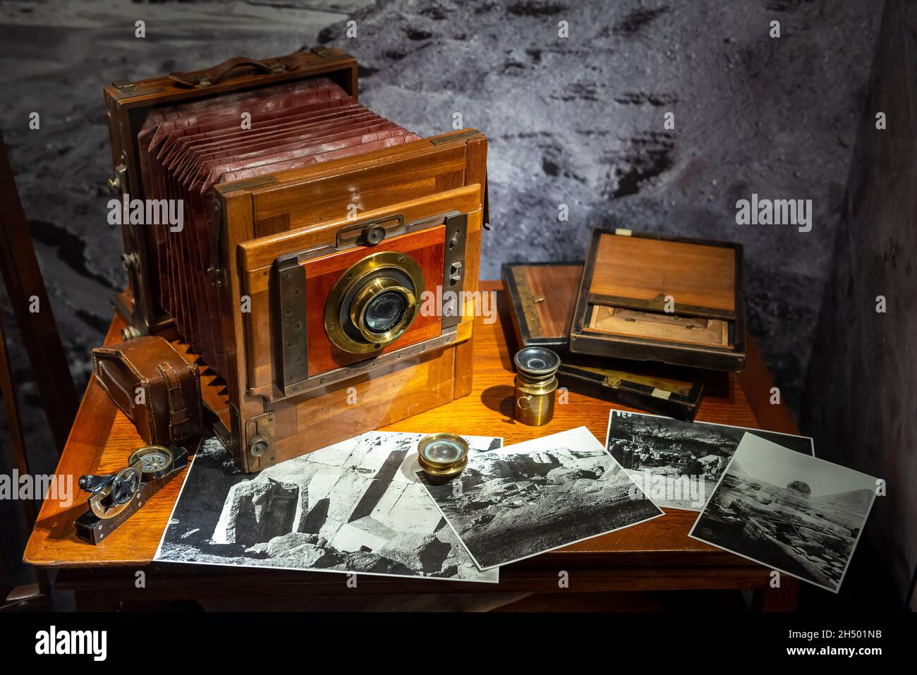 Optical bench camera used at the beginning of XX century in ...