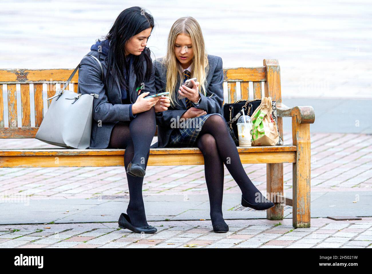 Schoolgirls in uniform uk hi-res stock photography and images - Alamy