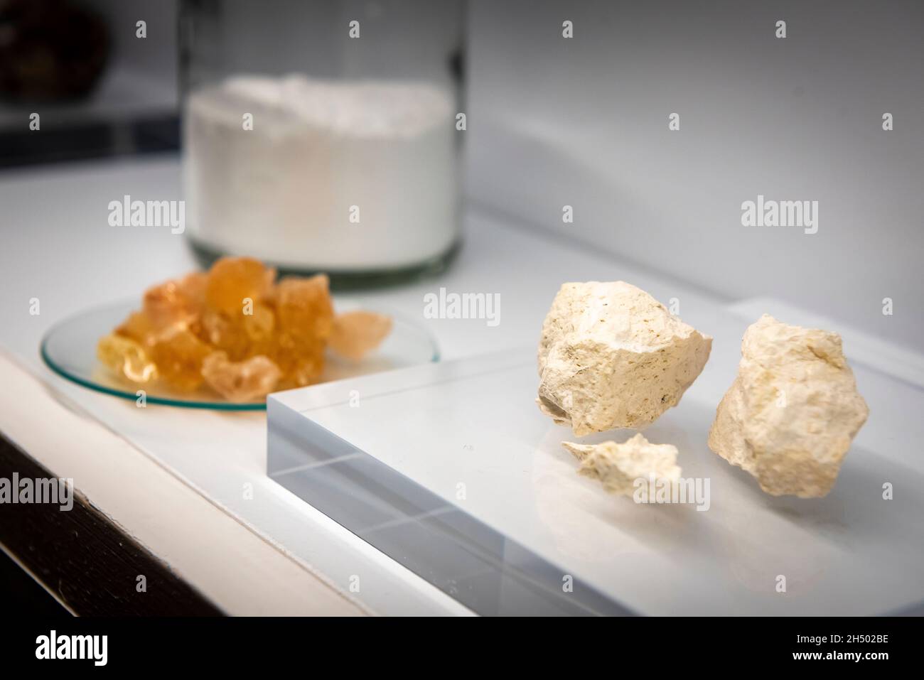 From left to right: shellac, magnesium powder and magnesium rock ...