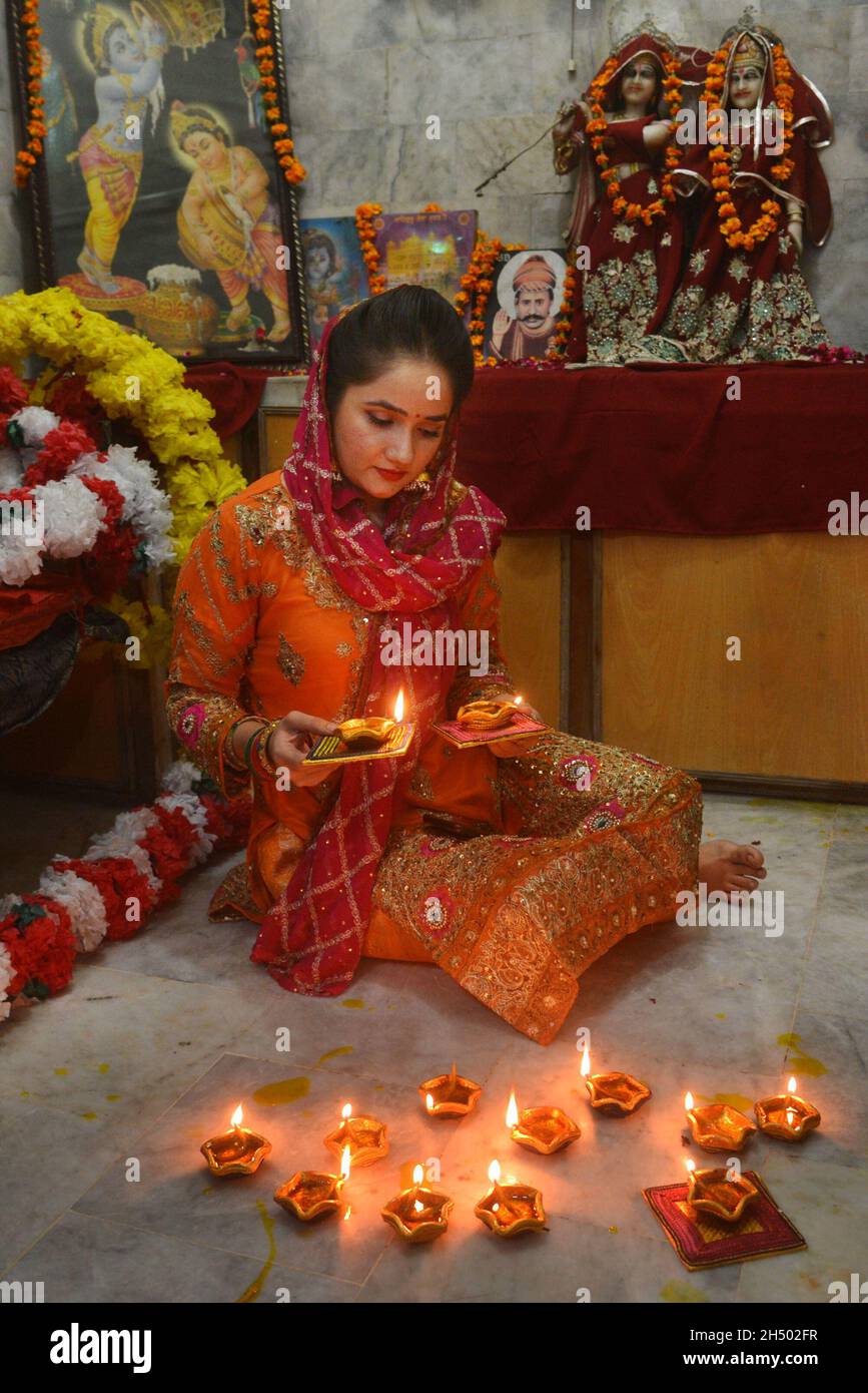 Lahore, Pakistan. 04th Nov, 2021. Pakistani Hindu community performing ...