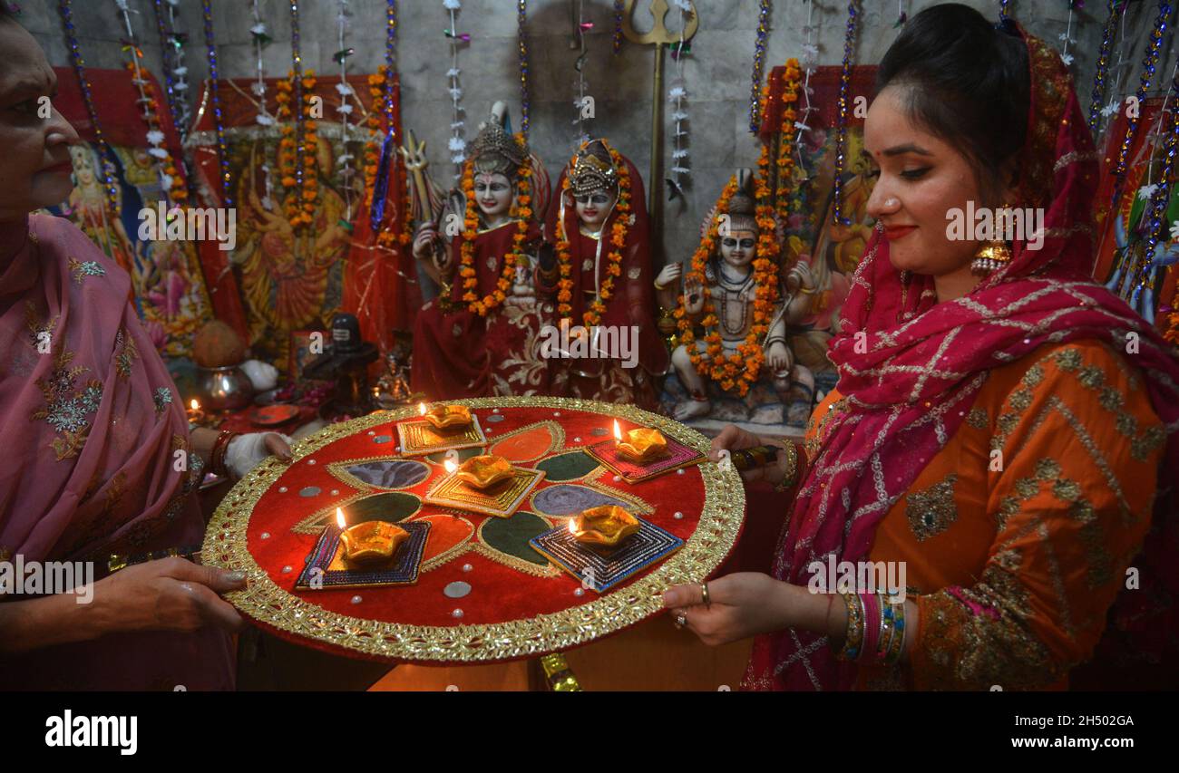 Lahore, Pakistan. 04th Nov, 2021. Pakistani Hindu community performing ...