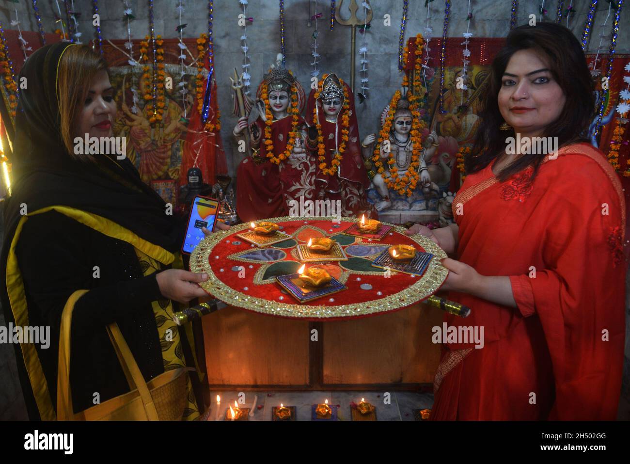 Lahore, Pakistan. 04th Nov, 2021. Pakistani Hindu community performing ...