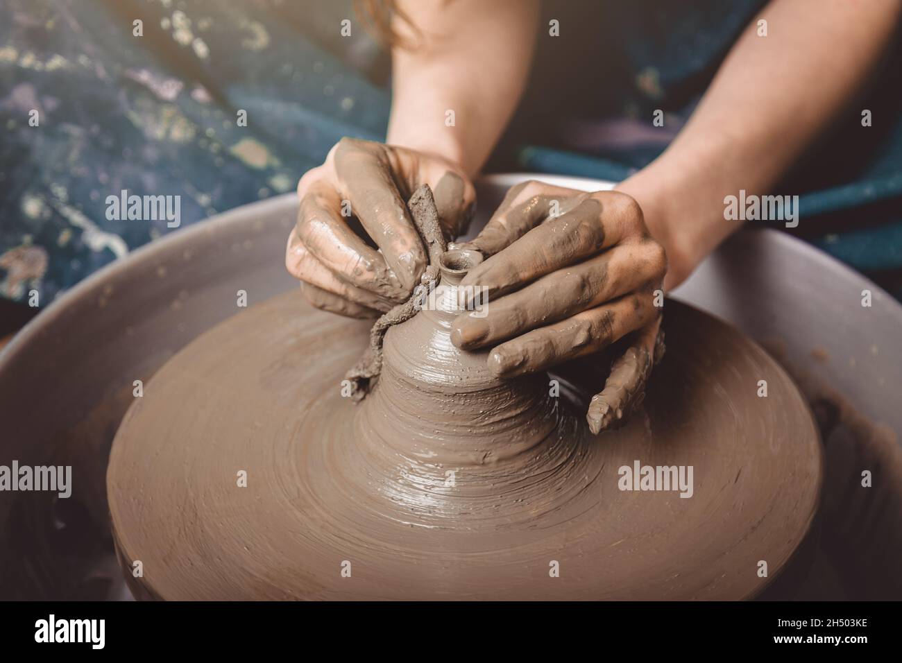 Woman hands making a small pot Stock Photo - Alamy